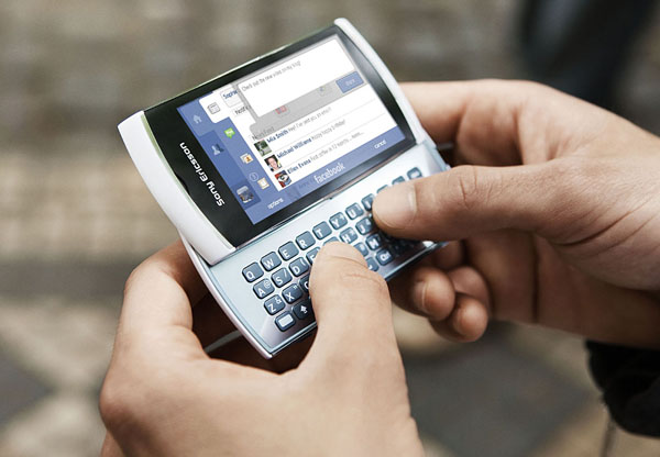 Sony Ericsson Vivaz Pro, teclado QWERTY y acceso a redes sociales ...